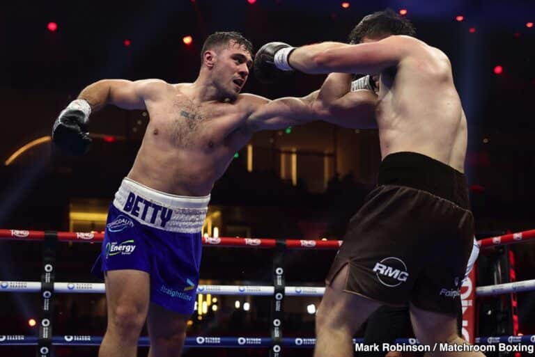 Johnny Fisher Keeps His Unbeaten Record With Controversial SD Win Over ...